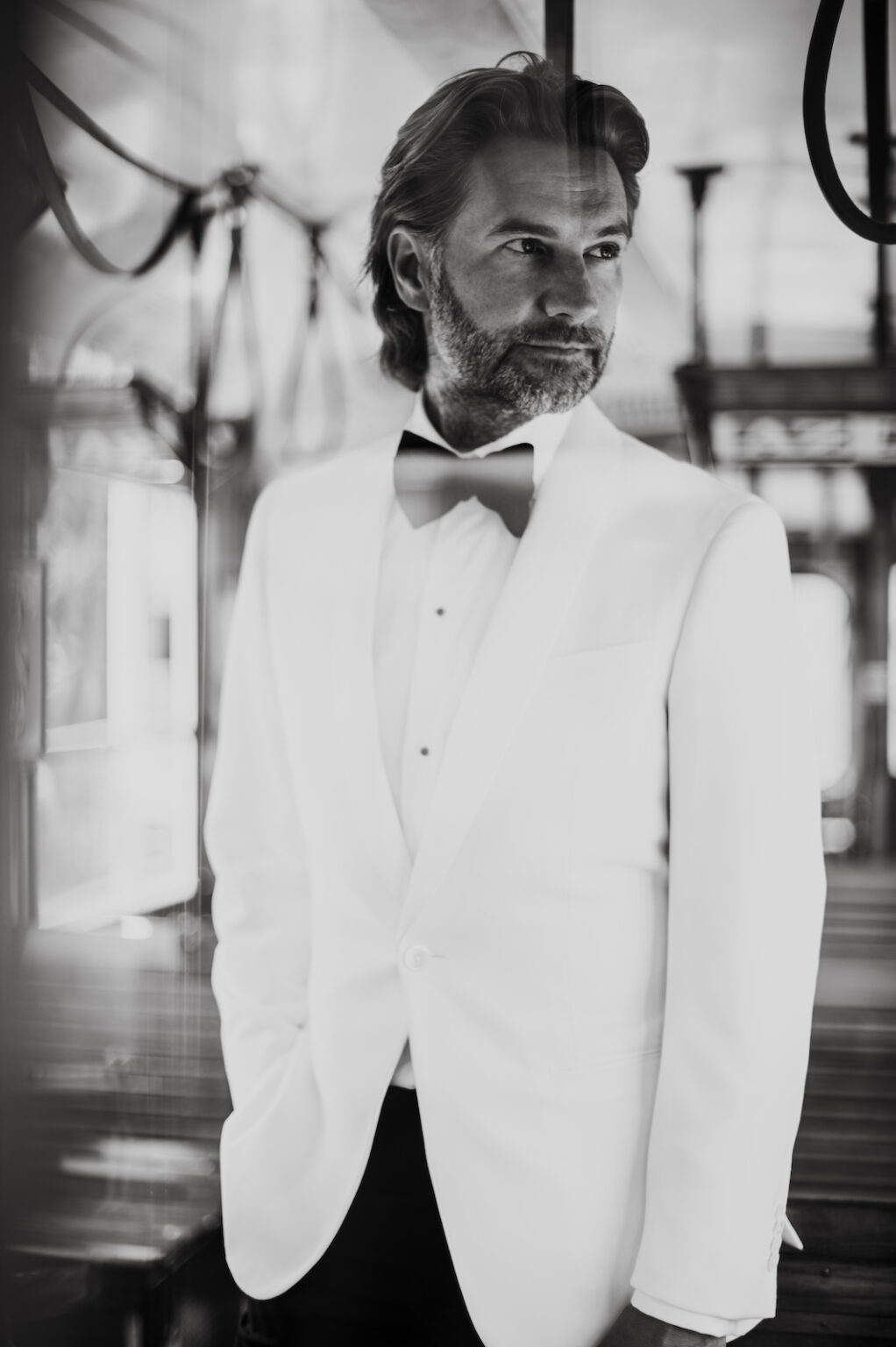 Trouwen in een Witte Smoking: dé ultieme feestelijke outfit