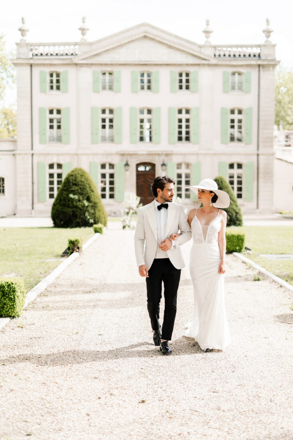 Trouwen in een Witte Smoking: dé ultieme feestelijke outfit