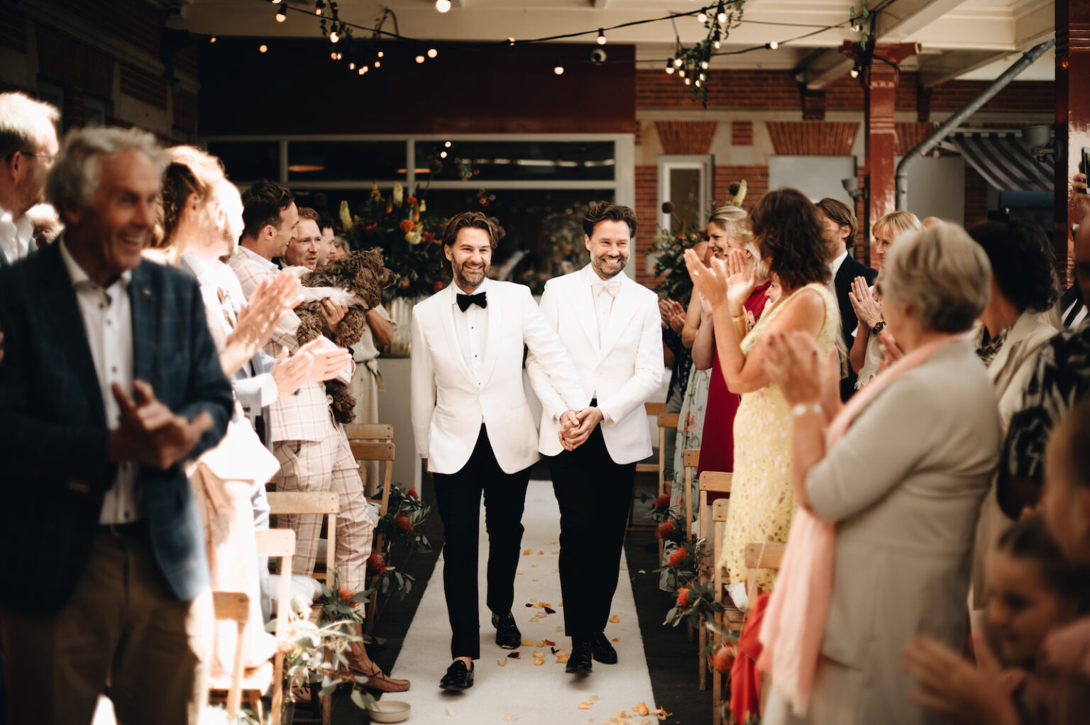 Trouwen in een Witte Smoking: dé ultieme feestelijke outfit